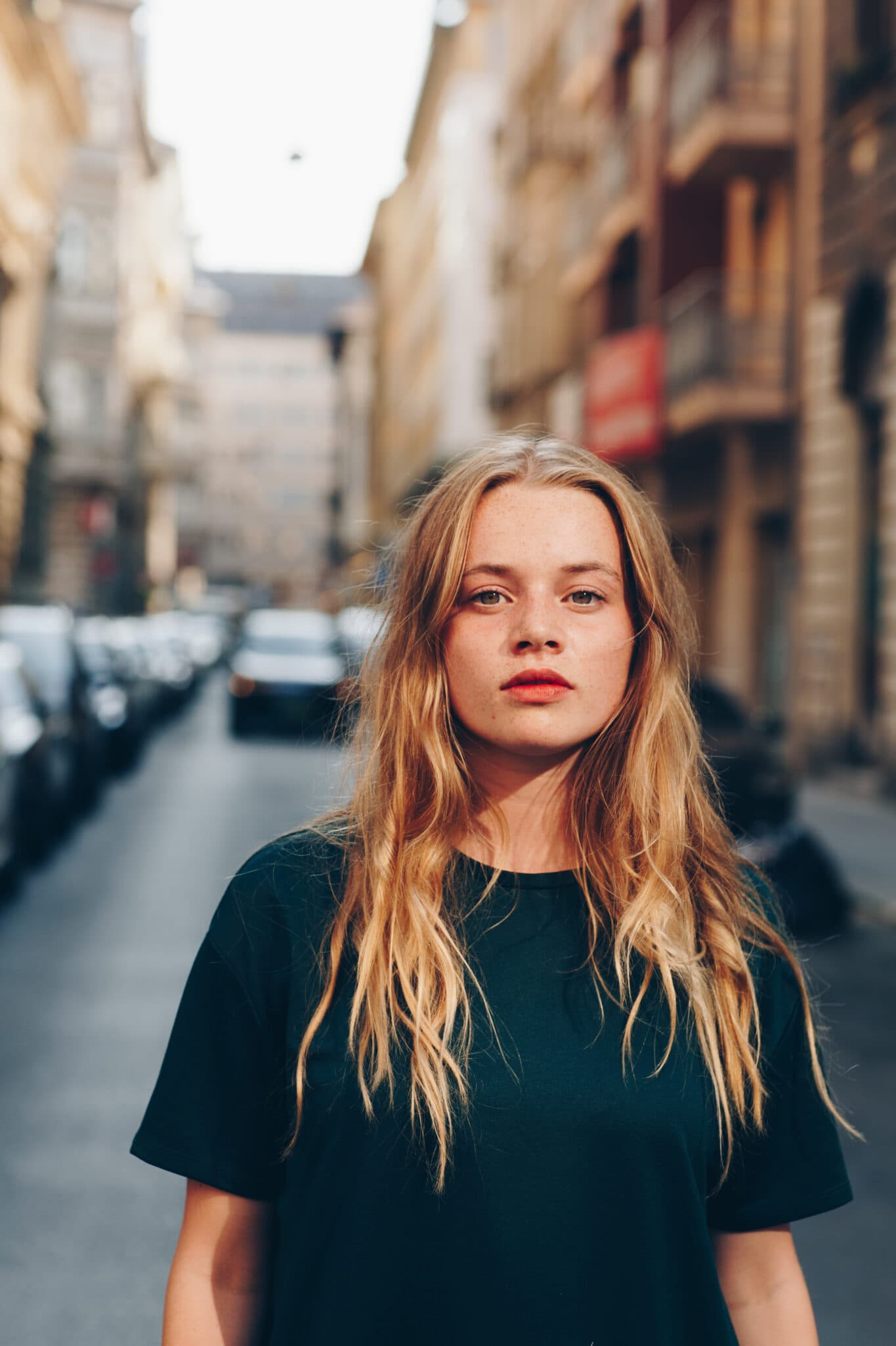 Porträt: Luna Wedler - Blauer Panther